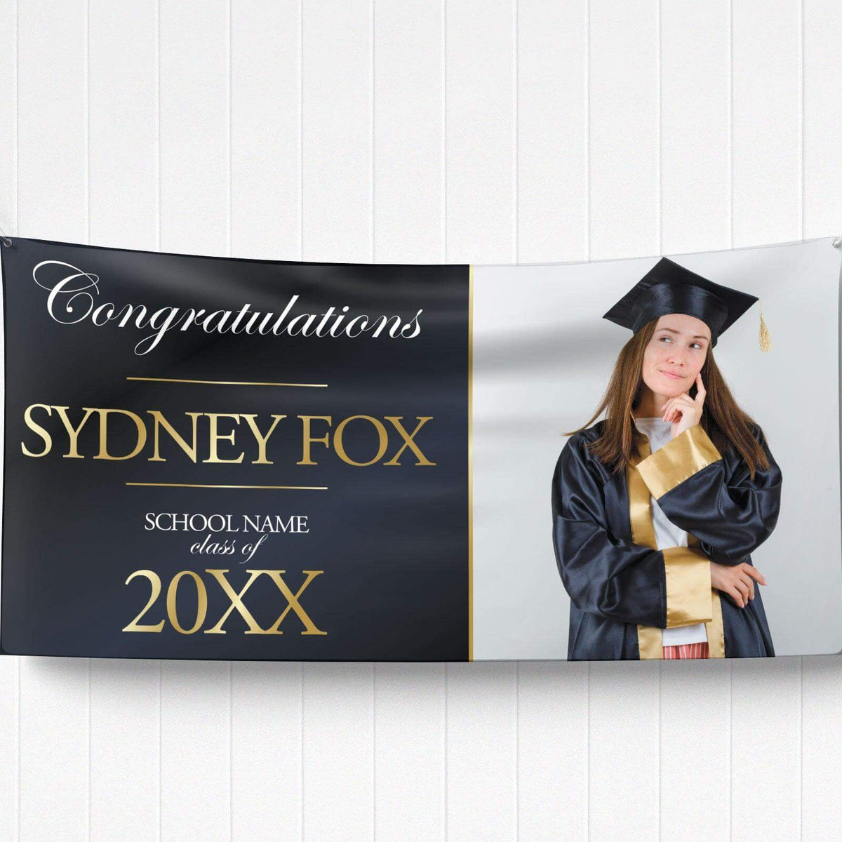 Banner de graduación con diseño dividido: foto lateral con texto dorad ...